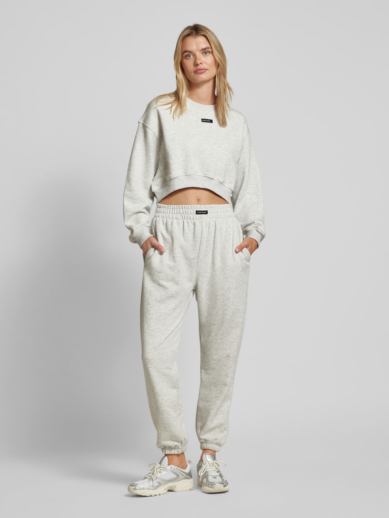 Karo Kauer Cropped Sweatshirt mit Label-Patch (hellgrau) online kaufen