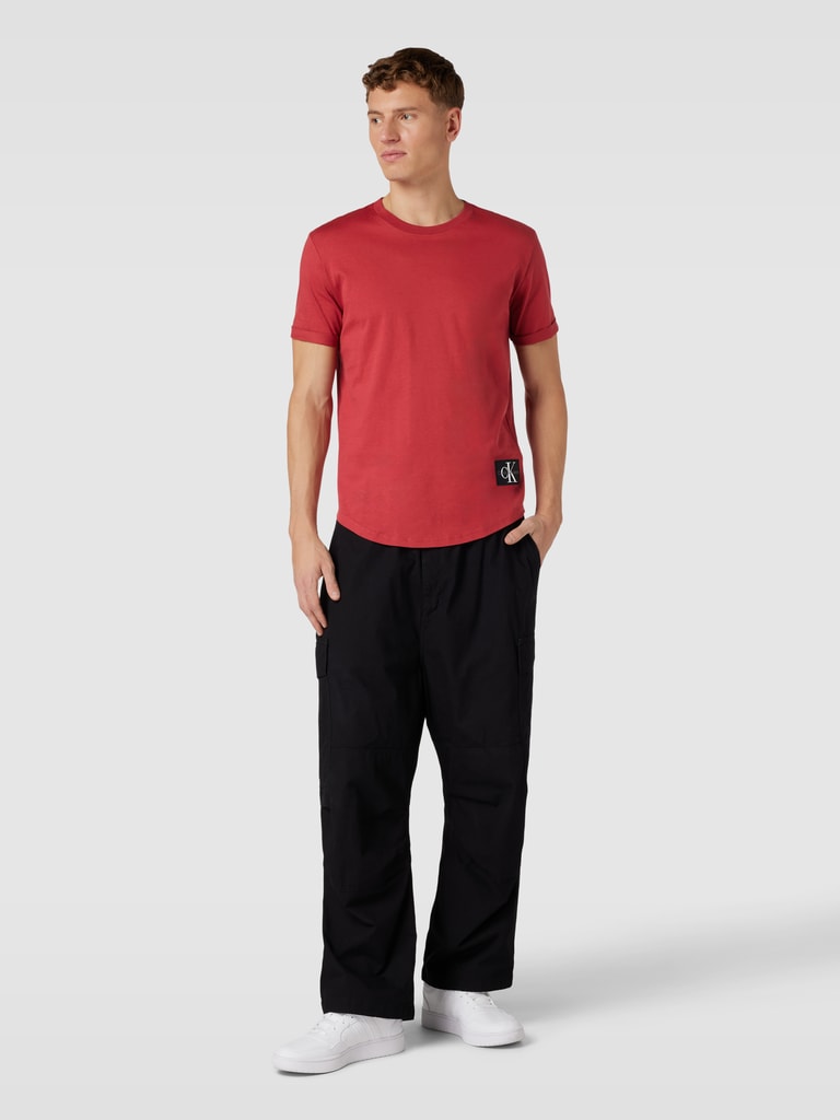 Kup online Calvin Klein Jeans T-shirt z naszywką z logo (ciemnoczerwony)