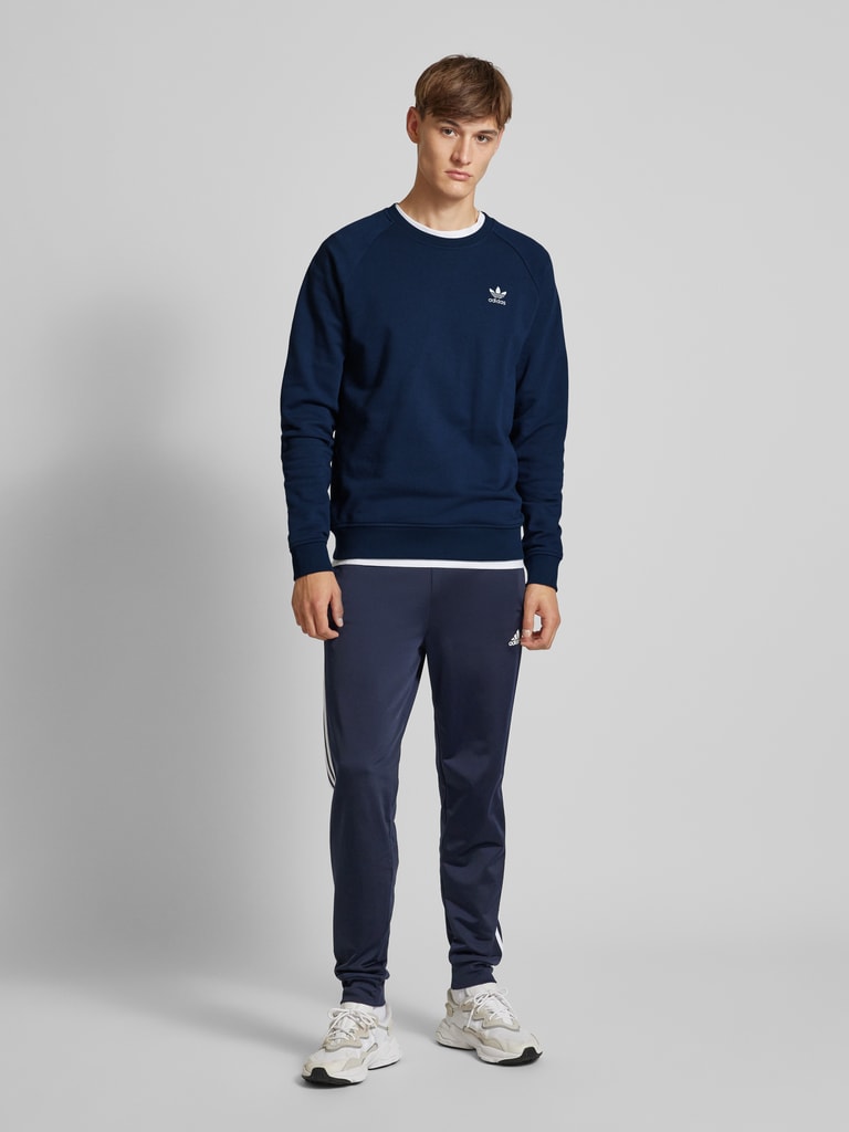 Kup online adidas Originals Bluza z wyhaftowanym logo model ‘ESS CREW ...