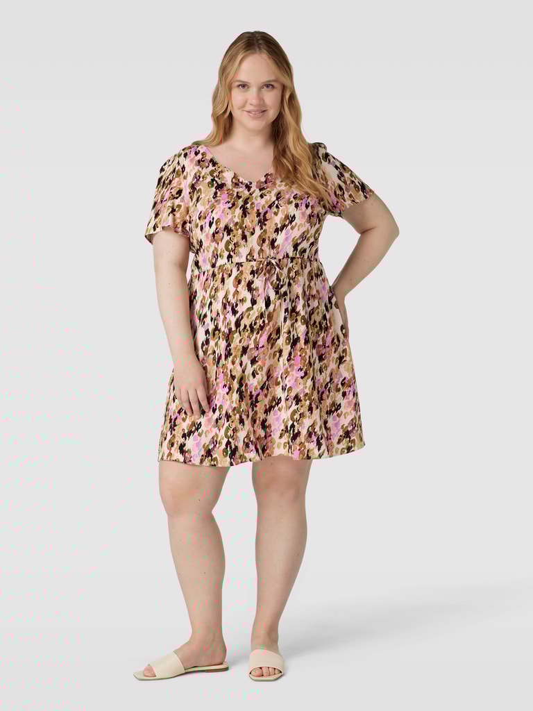 Kup online Vero Moda Curve Sukienka PLUS SIZE o długości do kolan ze ...