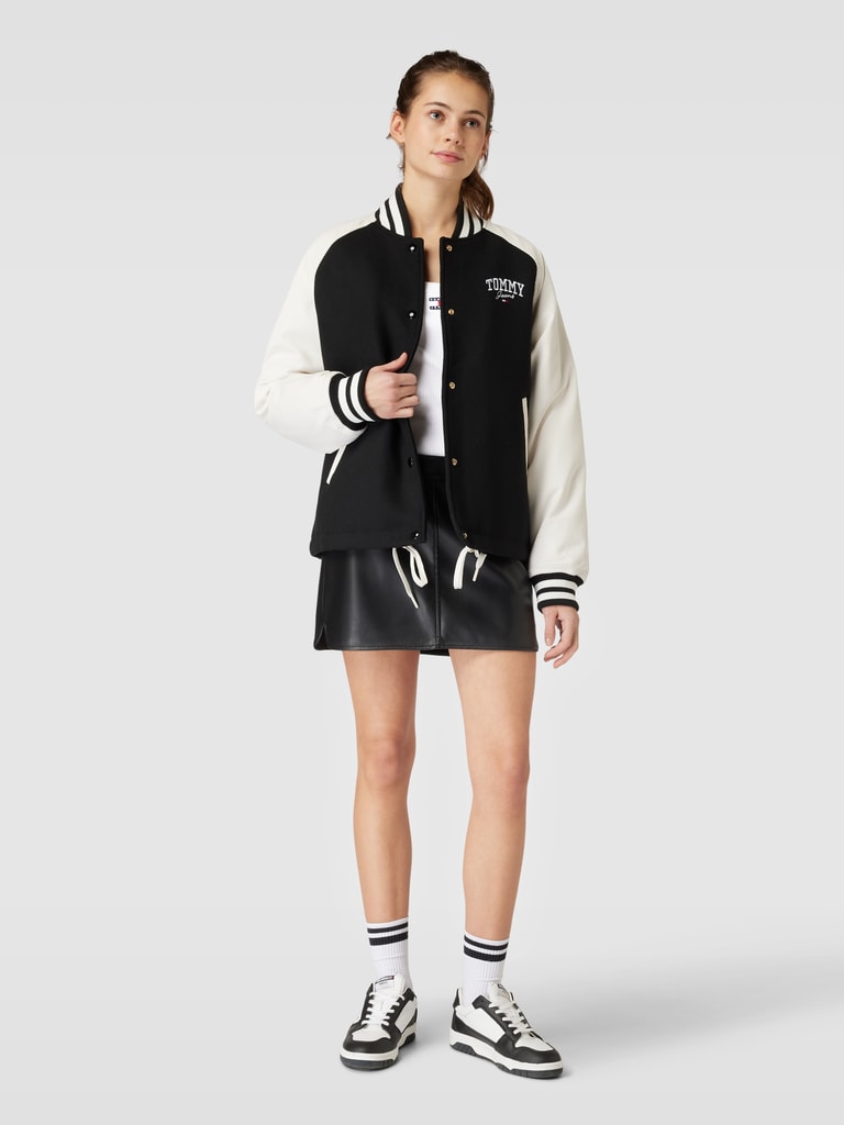 Kup online Tommy Jeans Bluzka z długim rękawem i wyhaftowanym logo (biały)