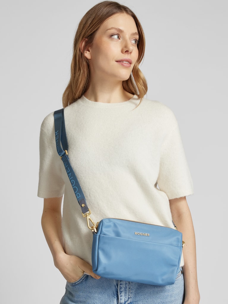 BOGNER Umhängetasche mit Label-Applikation Modell 'Sita' (hellblau ...
