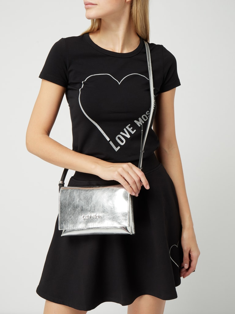 Ck Calvin Klein Crossbody Bag In Metallicoptik Silber Online Kaufen