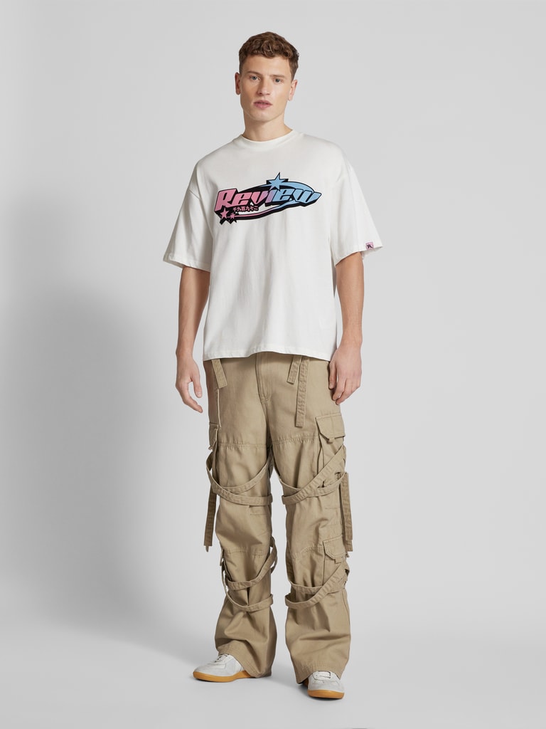 Kup online REVIEW Spodnie cargo o kroju baggy fit z kieszeniami z tyłu ...