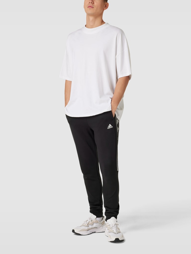 Kup online adidas Sportswear Spodnie dresowe z nadrukiem z logo (czarny)