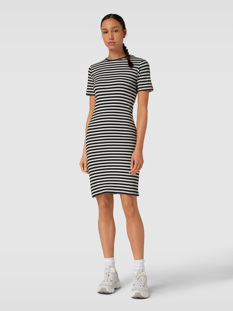 Kup online Pieces Sukienka o długości do kolan z drobnym prążkowaniem ...