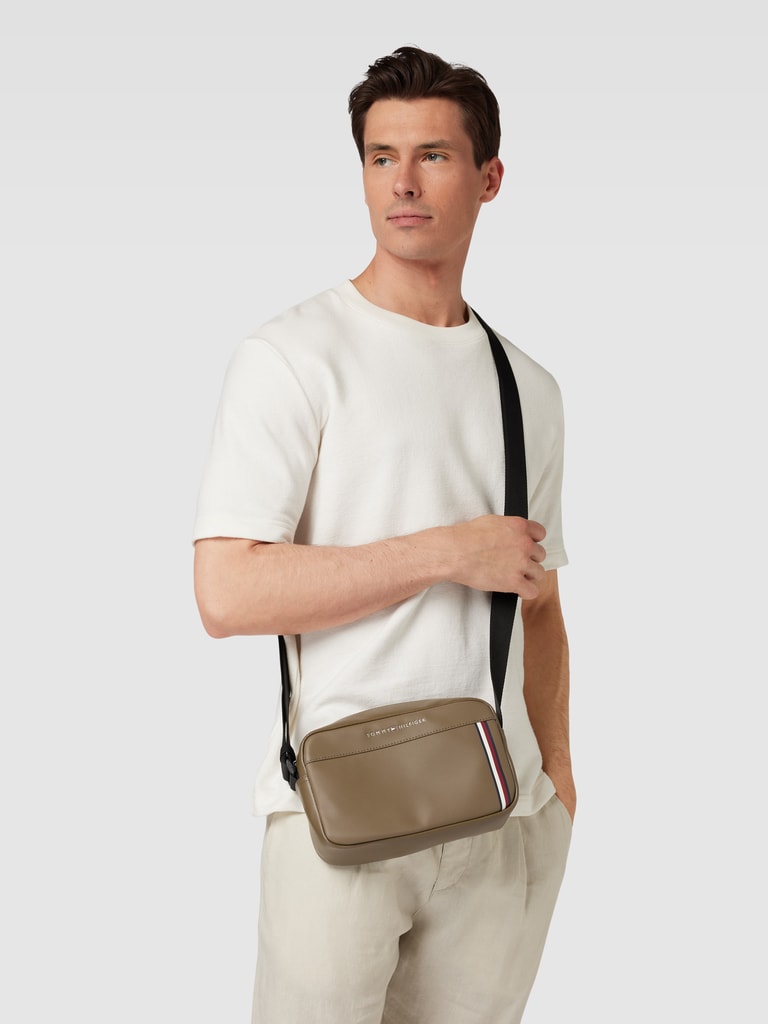 Tommy Hilfiger Umhängetasche mit Label-Print Modell 'PIQUE' (schlamm ...