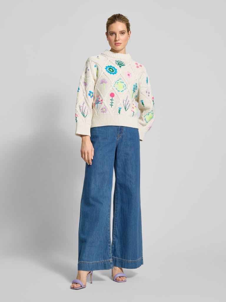 Kup online Essentiel Antwerp Sweter z dzianiny z kwiatowym haftem model ‘Hadream’ (złamany biały)