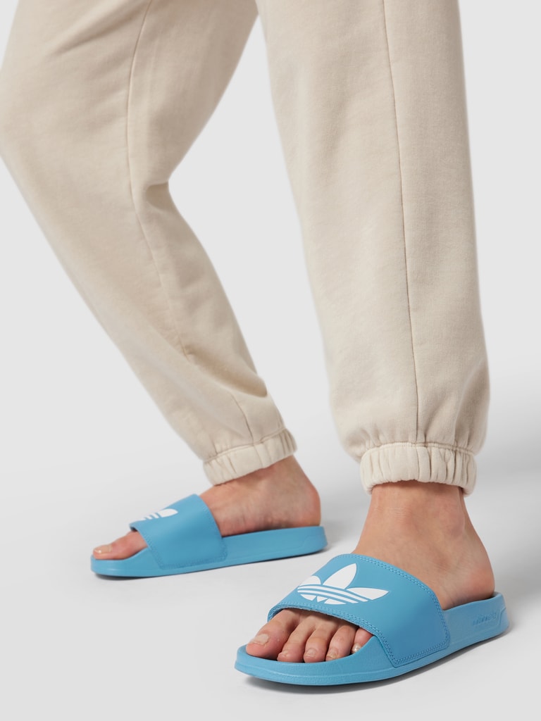 adidas Originals Slides mit Logo-Prägungen (blau) online kaufen