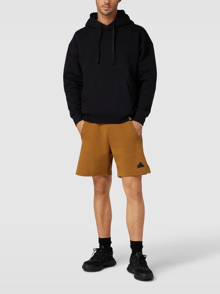 Kup online adidas Sportswear Szorty z dzianiny dresowej z naszywką z ...