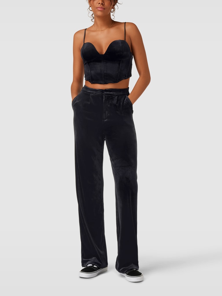 Gina Tricot Crop Top in Samt-Optik Modell 'MADDY' (black) online kaufen