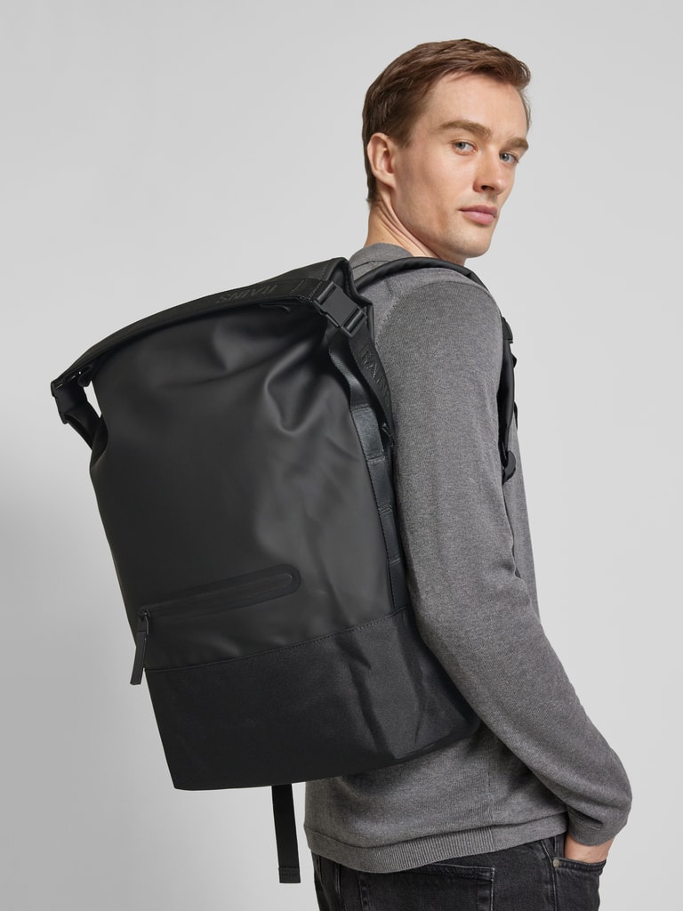 Kup online RAINS Plecak z paskiem na piersi model ‘Trail’ (czarny)