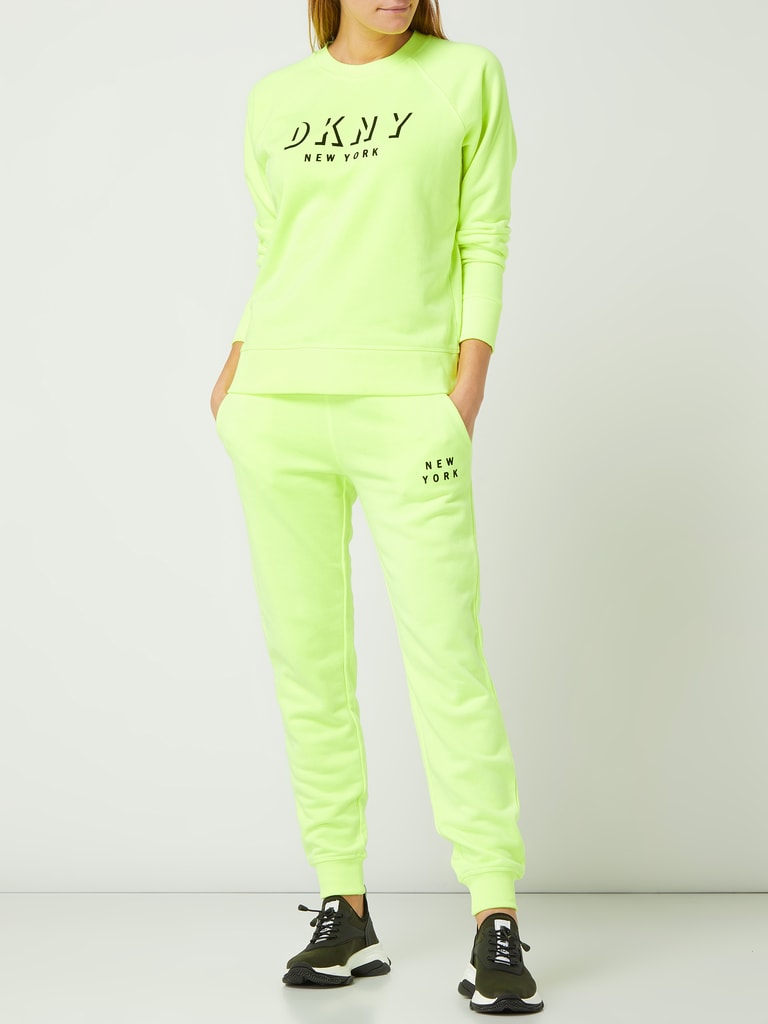 DKNY PERFORMANCE Sweatpants mit Logo-Flockprint (neon gelb) online kaufen