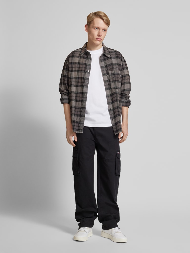 Kup online REVIEW Spodnie cargo z detalem z logo (czarny)