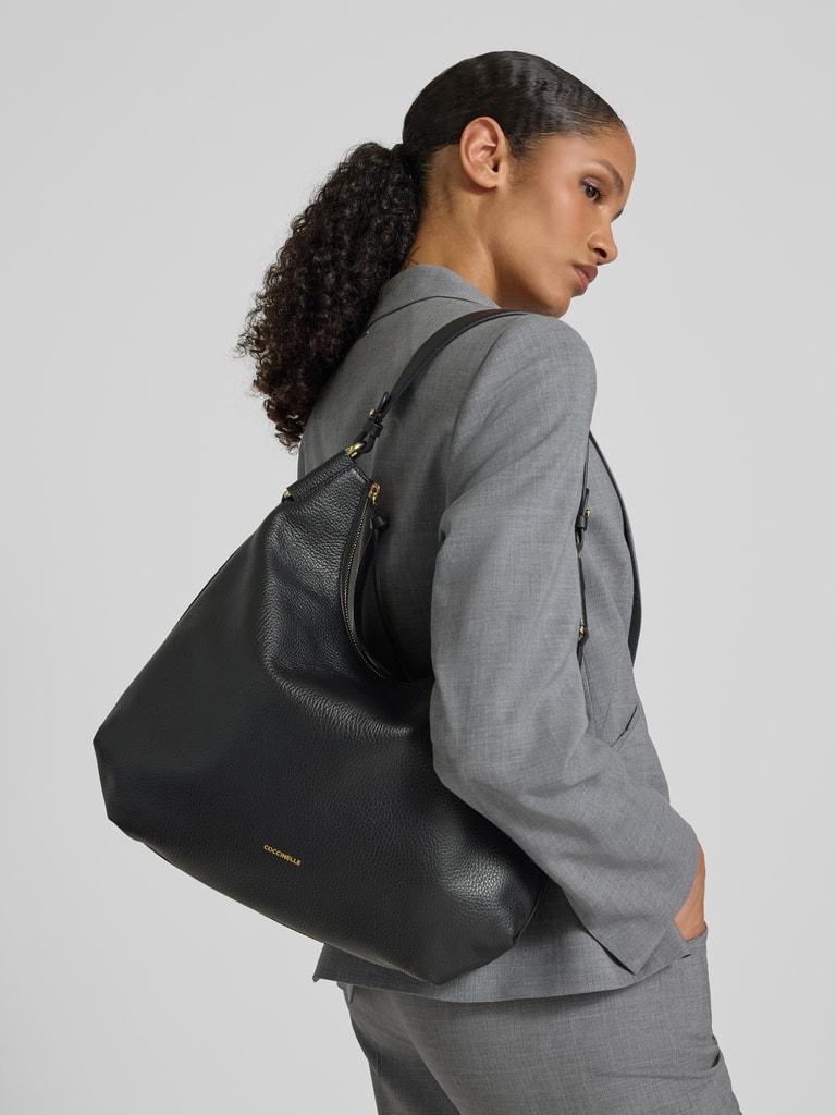 Kup online Coccinelle Torba hobo z detalem z logo model ‘REBEKKA’ (czarny)