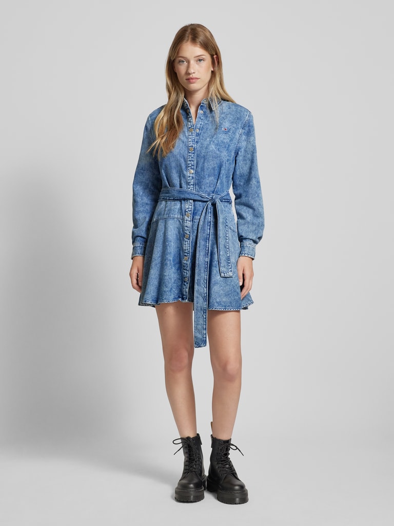Kup online Tommy Jeans Sukienka jeansowa z wiązanym paskiem (jeansowy ...