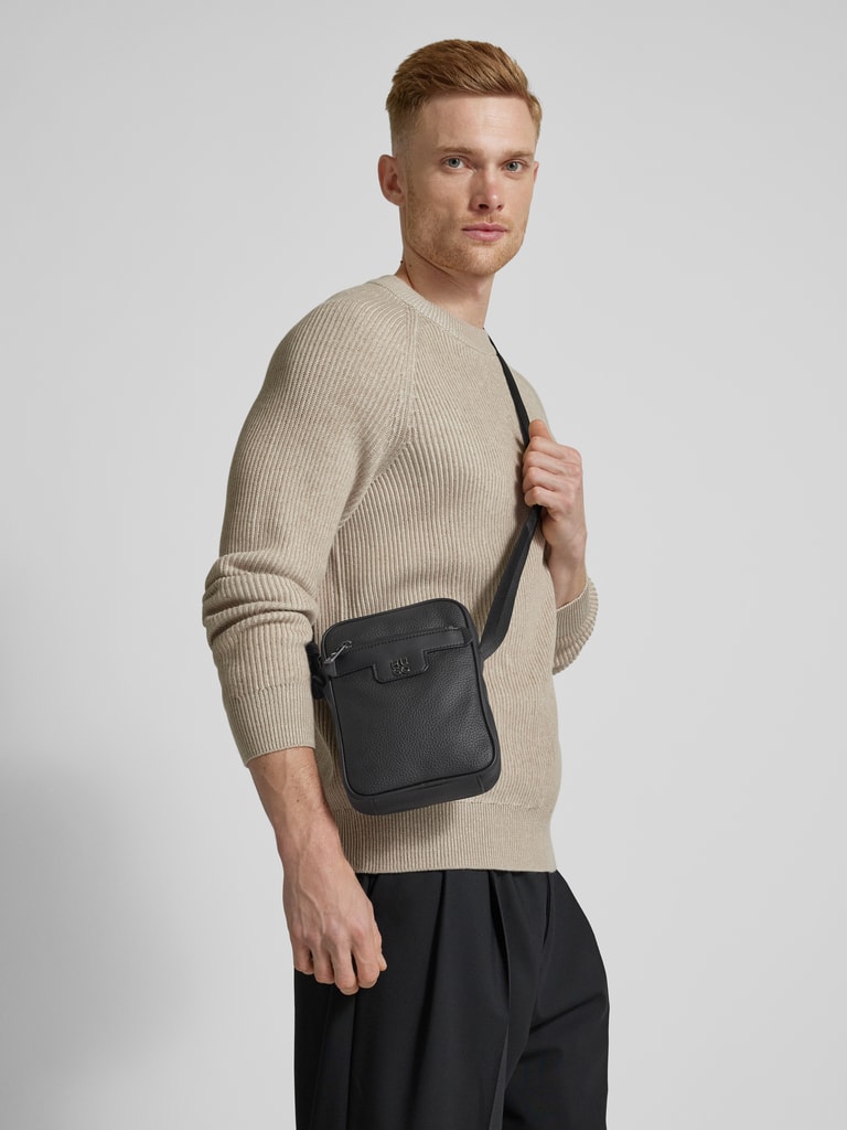 Kup online HUGO Torba na ramię z aplikacją z logo model ‘Nesh’ (czarny)