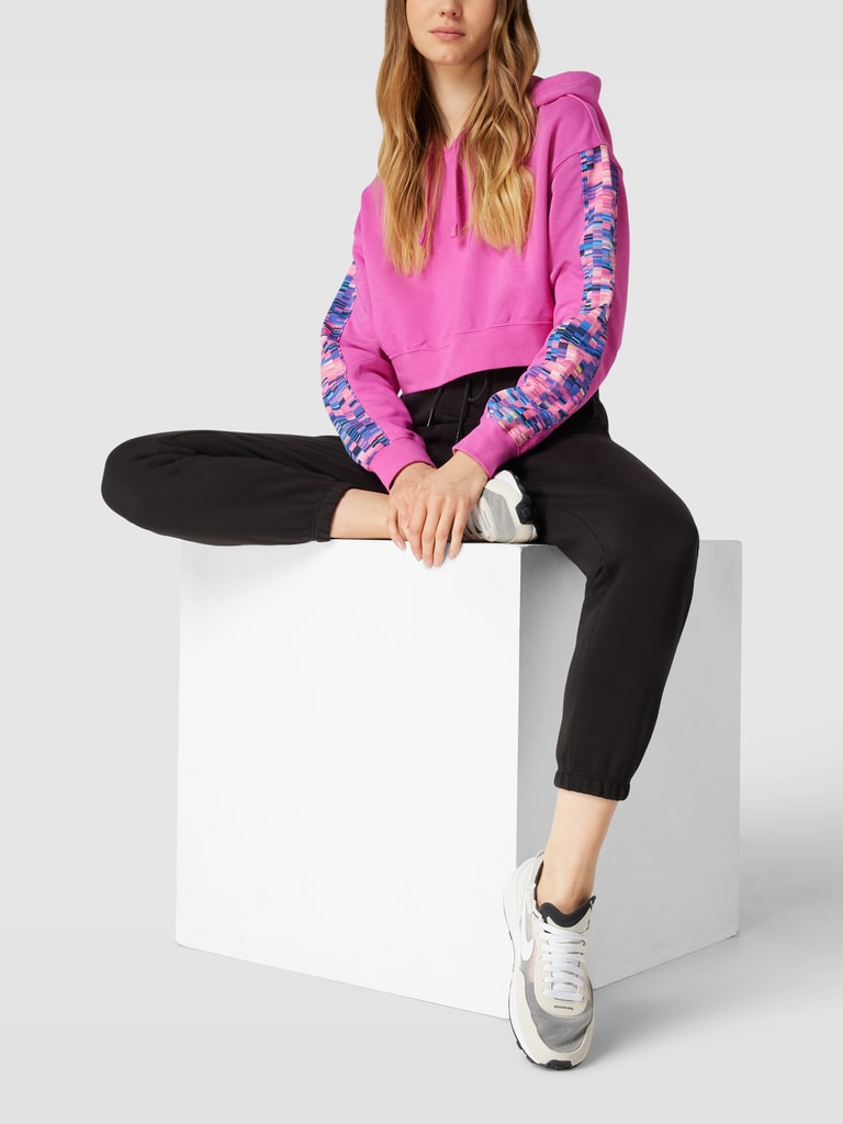 NIKE TRAINING Cropped Hoodie mit Logo-Details (pink) online kaufen