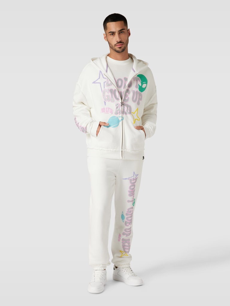 Review X MATW Sweatpants met DGUK-print - MATW x REVIEW in offwhite ...