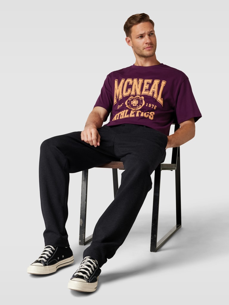 Kup online MCNEAL T-shirt z detalami z logo (oberżynowy)