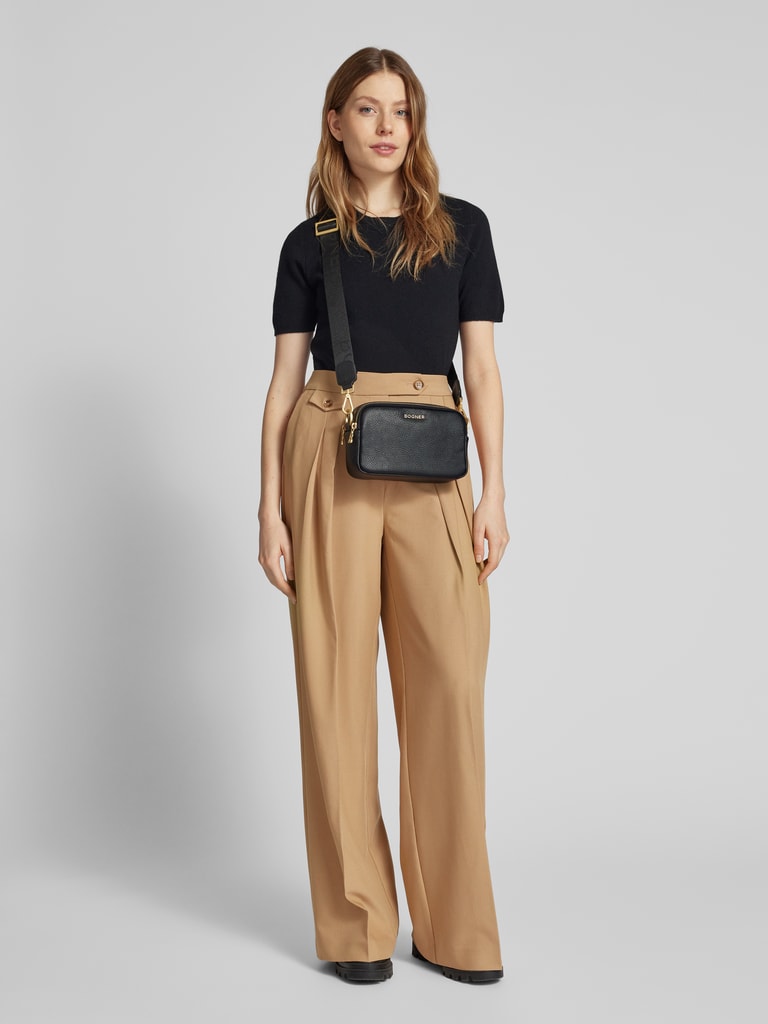 BOGNER Umhängetasche mit Label-Applikation Modell 'wallis avy' (black ...