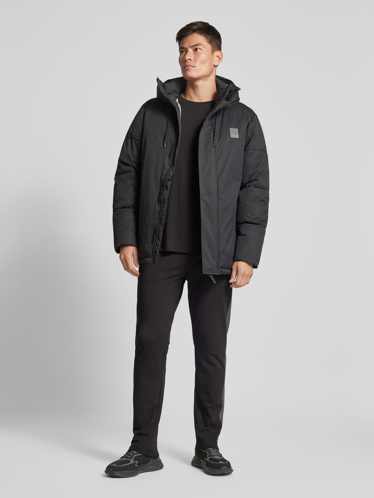 Kup online Guess Activewear Kurtka pikowana z naszywką z logo model ...