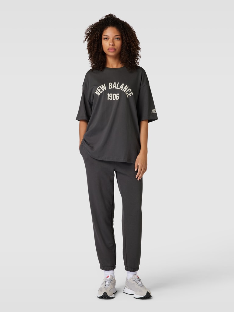 New Balance Oversized T-Shirt mit Label-Print (black) online kaufen