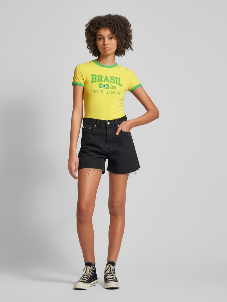 Kup online Noisy May T-shirt z nadrukiem z motywem model ‘KATINKA’ (żółty)