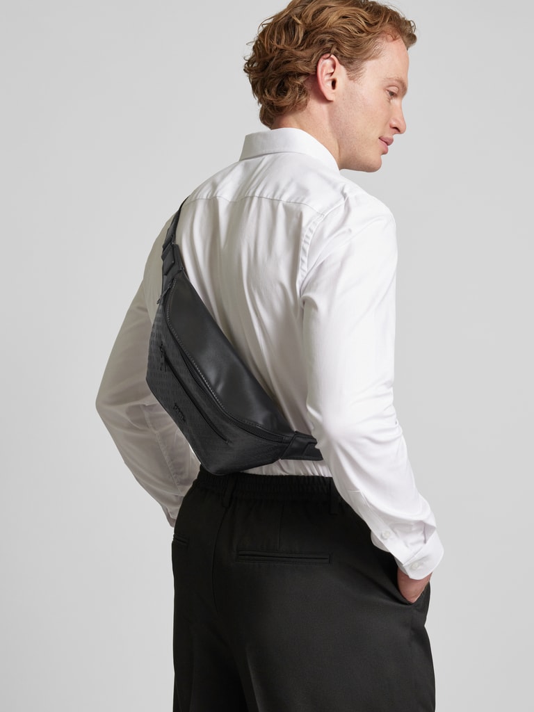 Kup online Karl Lagerfeld Saszetka nerka z detalem z logo (czarny)