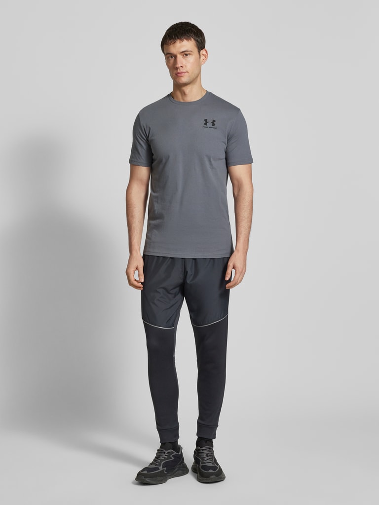 Under Armour T-Shirt mit Label-Print (anthrazit) online kaufen