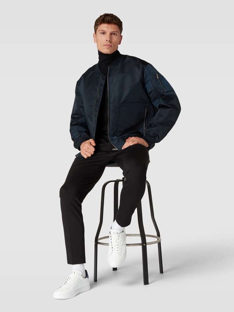 Kup online ARMANI EXCHANGE Sneakersy z detalami z logo (biały)
