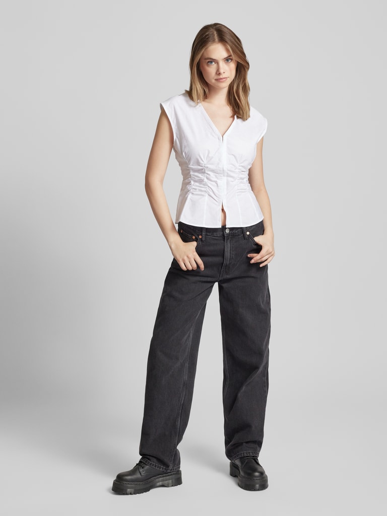 Kup online WEEKDAY Top bluzkowy z dekoltem w serek model ‘Alec’ (biały)