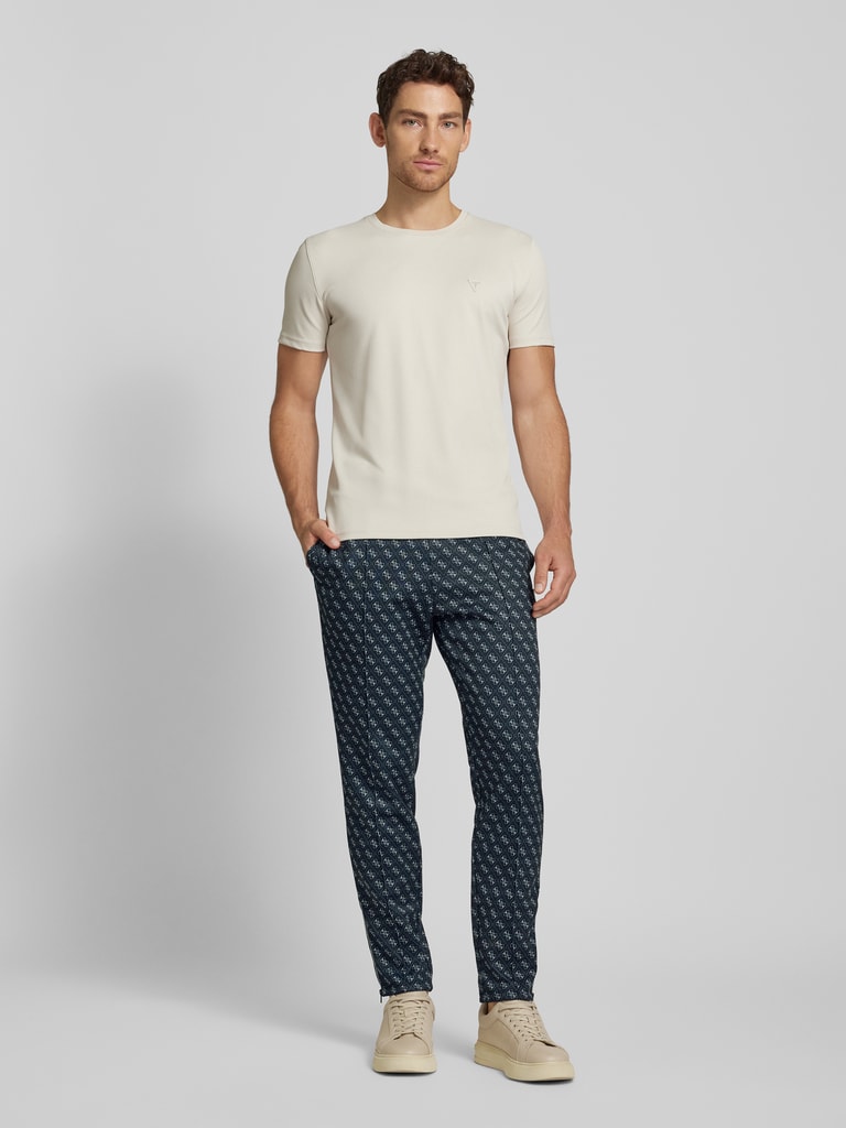 Kup online Guess Activewear Spodnie dresowe z nadrukiem z logo na całej ...