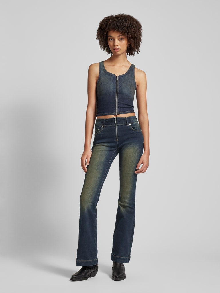 Kup online WEEKDAY Jeansy o rozkloszowanym kroju z przetarciami i ...