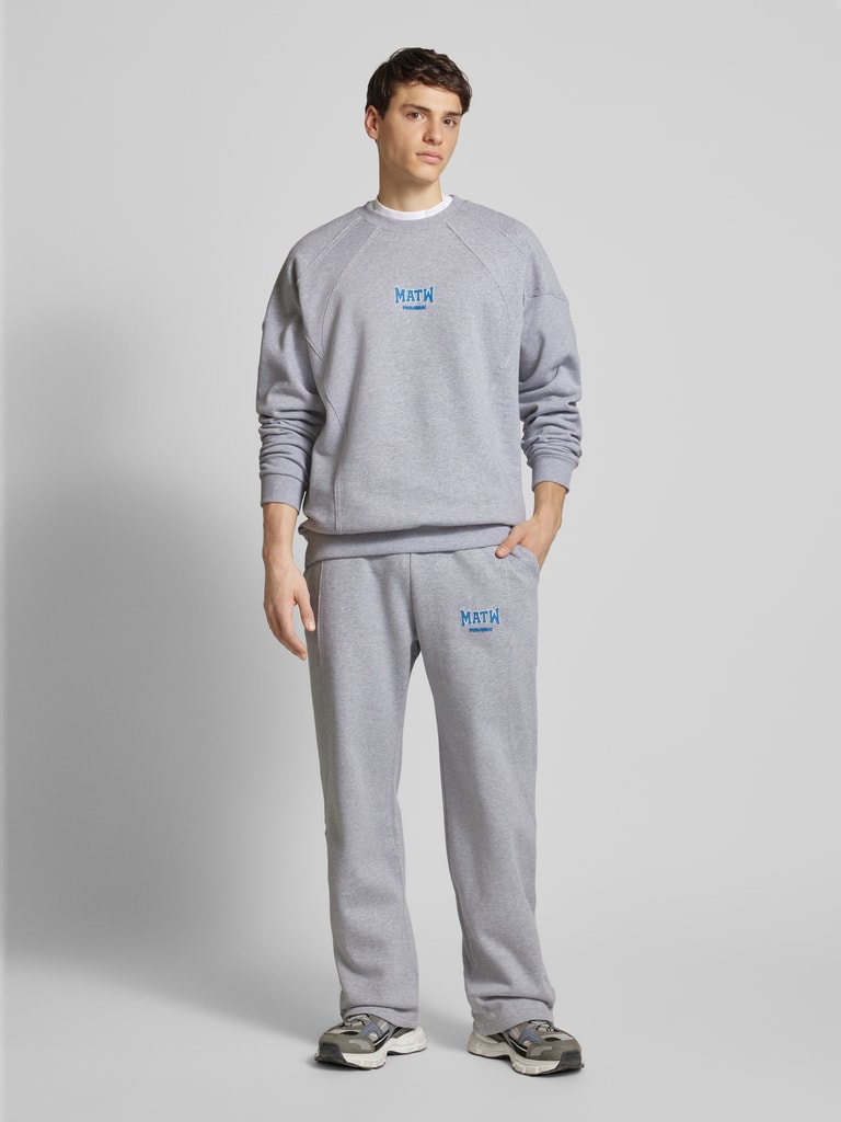 Review X MATW Regular Fit Sweatpants mit Label-Print (hellgrau) online ...