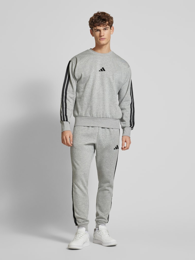 adidas Sportswear Relaxed Fit Sweatpants mit Logo-Stitching (hellgrau ...