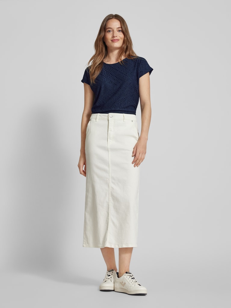 Kup online Vero Moda T-shirt z haftem angielskim model ‘TASSA’ (granatowy)