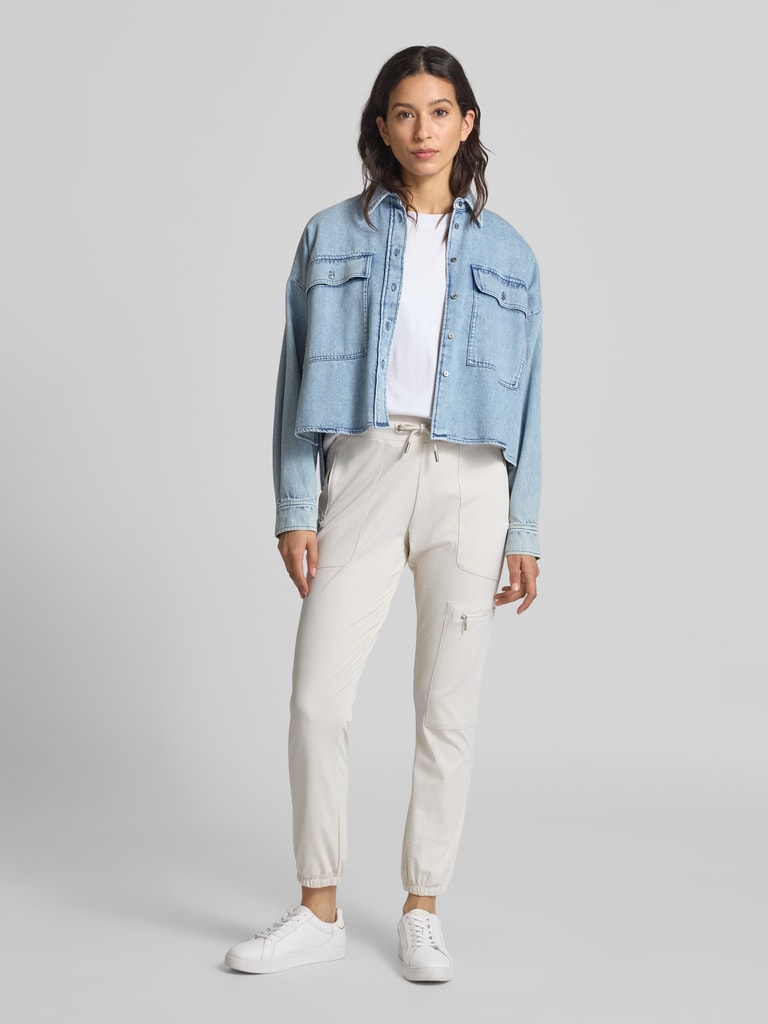 Kup online monari Spodnie materiałowe o kroju slim fit z kieszeniami zapinanymi na zamek ...