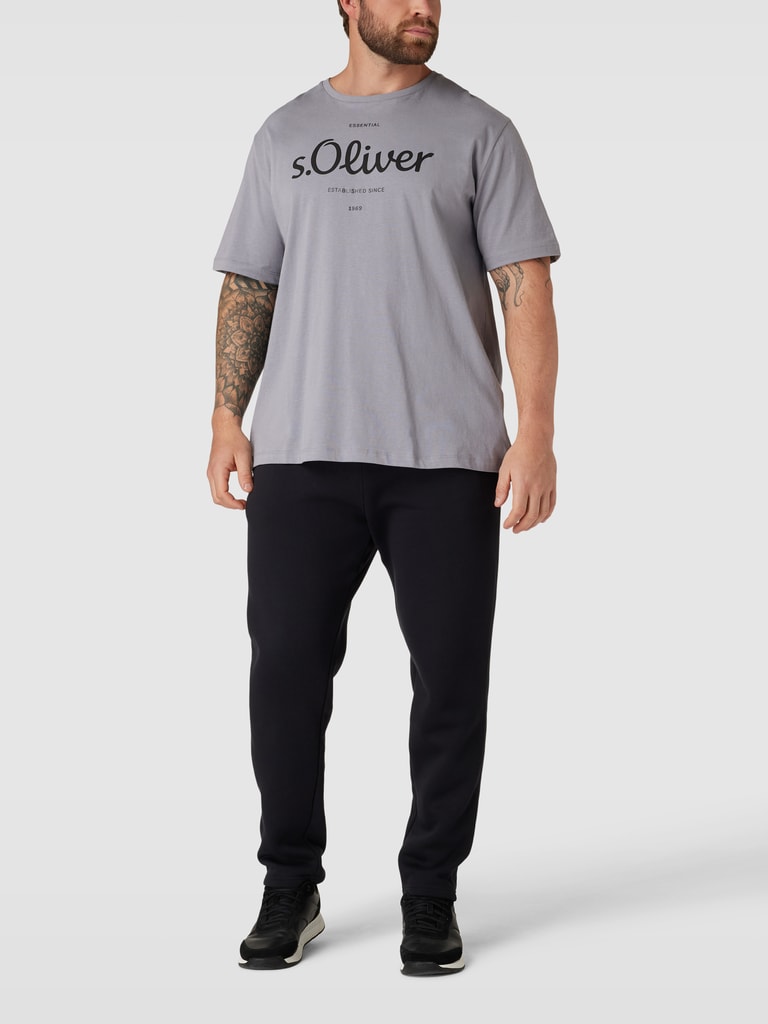 Kup online S.Oliver Plus T-shirt PLUS SIZE z nadrukiem z logo (jasnoszary)